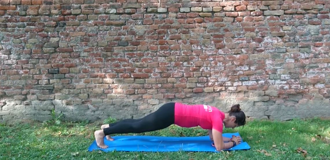 Plank and move - Workout - mamaFIT on screen